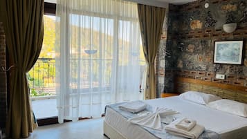 Minibar, secretária, Wi-fi grátis, roupa de cama fornecida