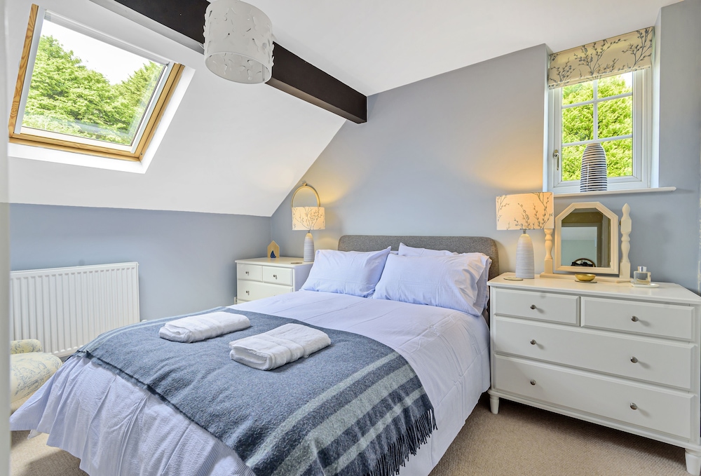 Hope Cottage - An Attractive Stone Cottage That Sleeps 5 Guests In 3 Bedrooms - Burton Bradstock