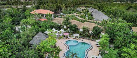 2 piscinas exteriores, da(s) 8:00 à(s) 22:00, guarda-sóis