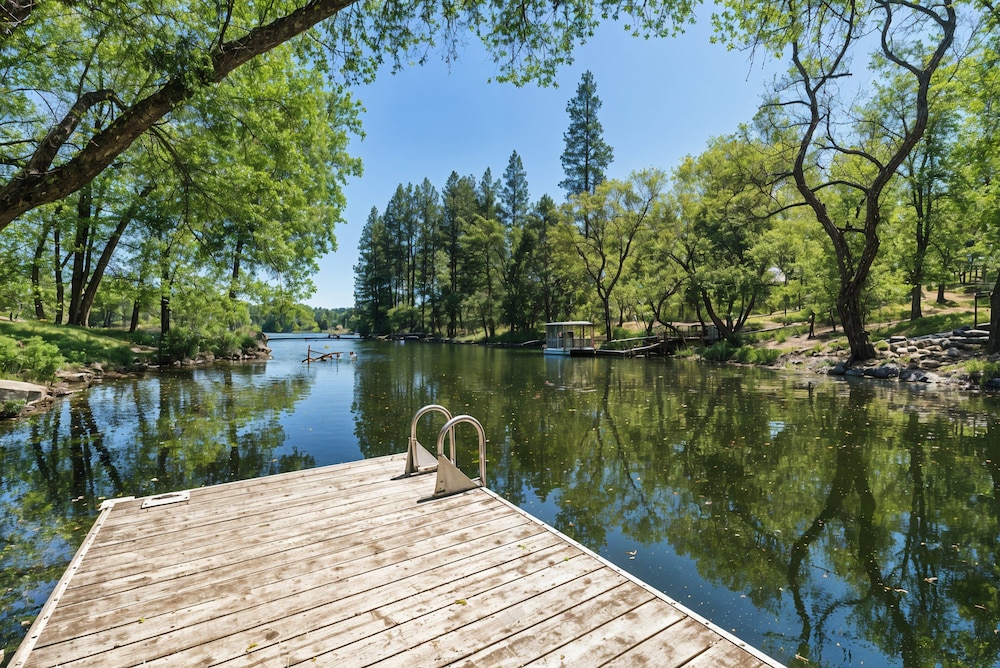 Cozy Cabin On The Cove - Lakefront With Private Dock By Yosemite Region Resorts - Yosemite National Park, CA