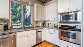 Casa, 5 quartos | Cozinha privada | Um frigorífico, um forno, uma placa de cozinha, uma cafeteira/bule