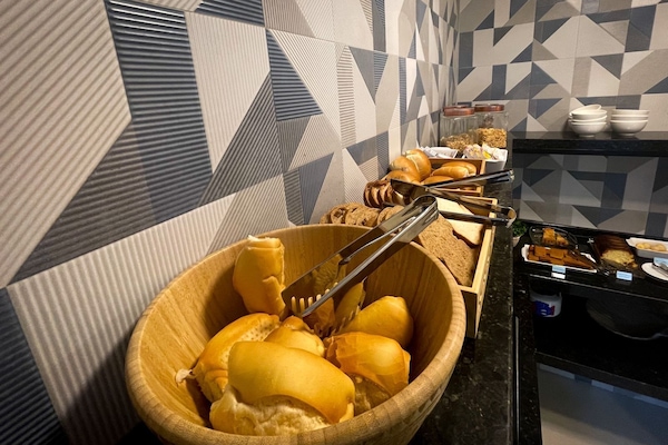 Café da manhã com buffet grátis todos os dias