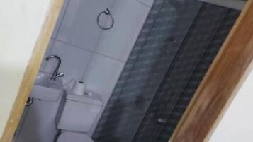 Quarto Básico | Casa de banho