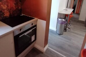 Um frigorífico, um micro-ondas, um forno, uma placa de cozinha