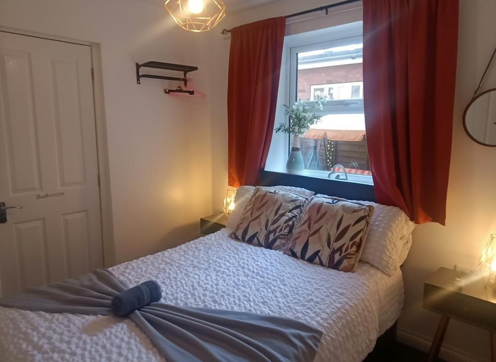 Beach Apartment - Sleeps 4, Garden & Parking - Skegness