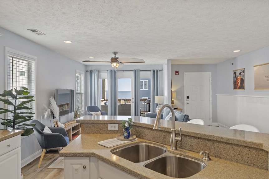 Ocean View Condo, Steps To Beach & Boardwalk, 3br/2ba! - Carolina Beach State Park, Carolina Beach