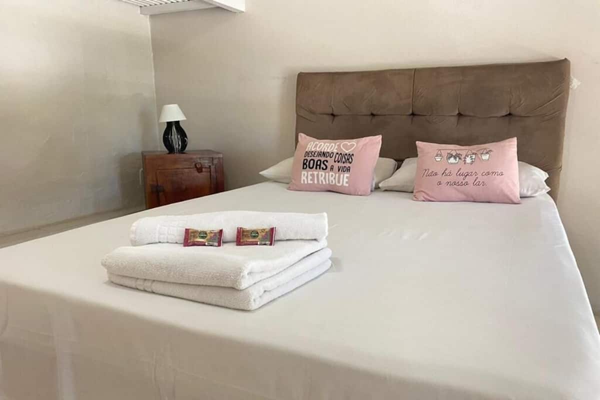 2 quartos, frigobar, individualmente decorados, roupa de cama