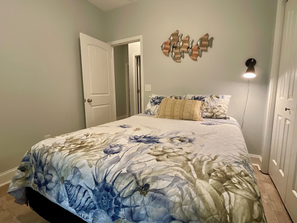 Dog Friendly Lake Front Cottage, Hot Tub, Fire Pit, Fenced Yard, Family Friendly - Westminster