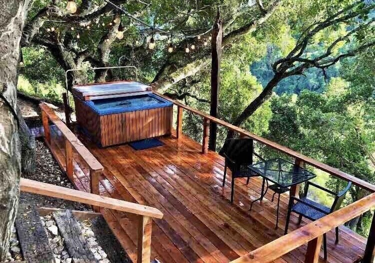New! Soak in a Hot Tub at this Romantic Tree House Surrounded by Trees ...