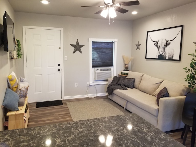 Free Private Parking, Washer Dryer, Back Porch With A View, Family Friendly - Fort Worth, TX