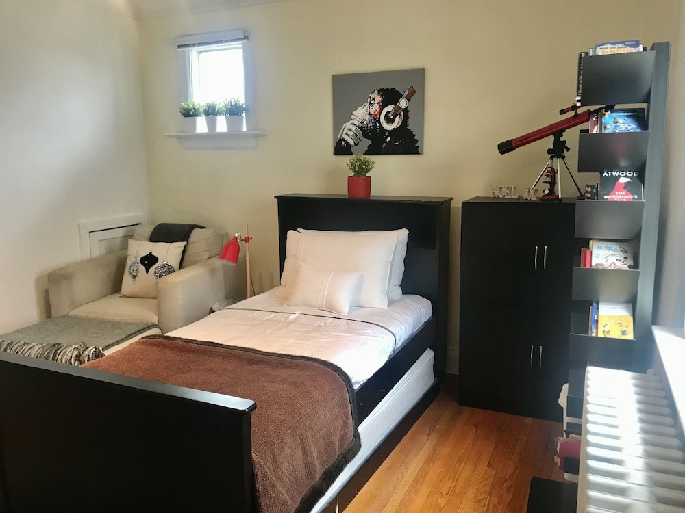 Elegant Two Bedroom Brick House - トロント