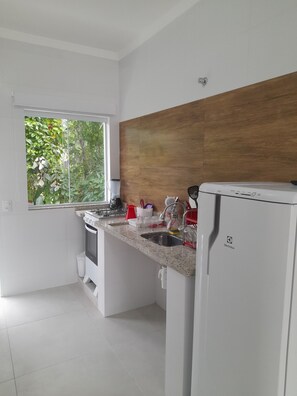 Apartamento clássico | Cozinha privada | Geladeira, micro-ondas, fogão, talheres/pratos/utensílios de cozinha