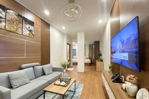 Quarto Triplo Empresarial | Sala de estar | Smart TV de 81 polegadas com canais digitais, televisor 