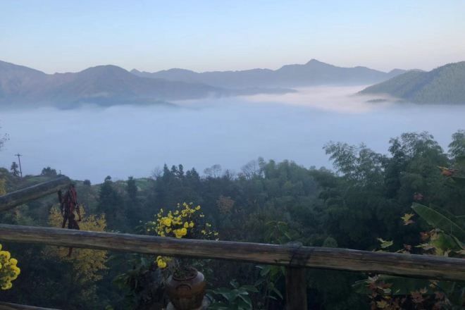 Vista de uma paisagem montanhosa com um vale nevoento abaixo.