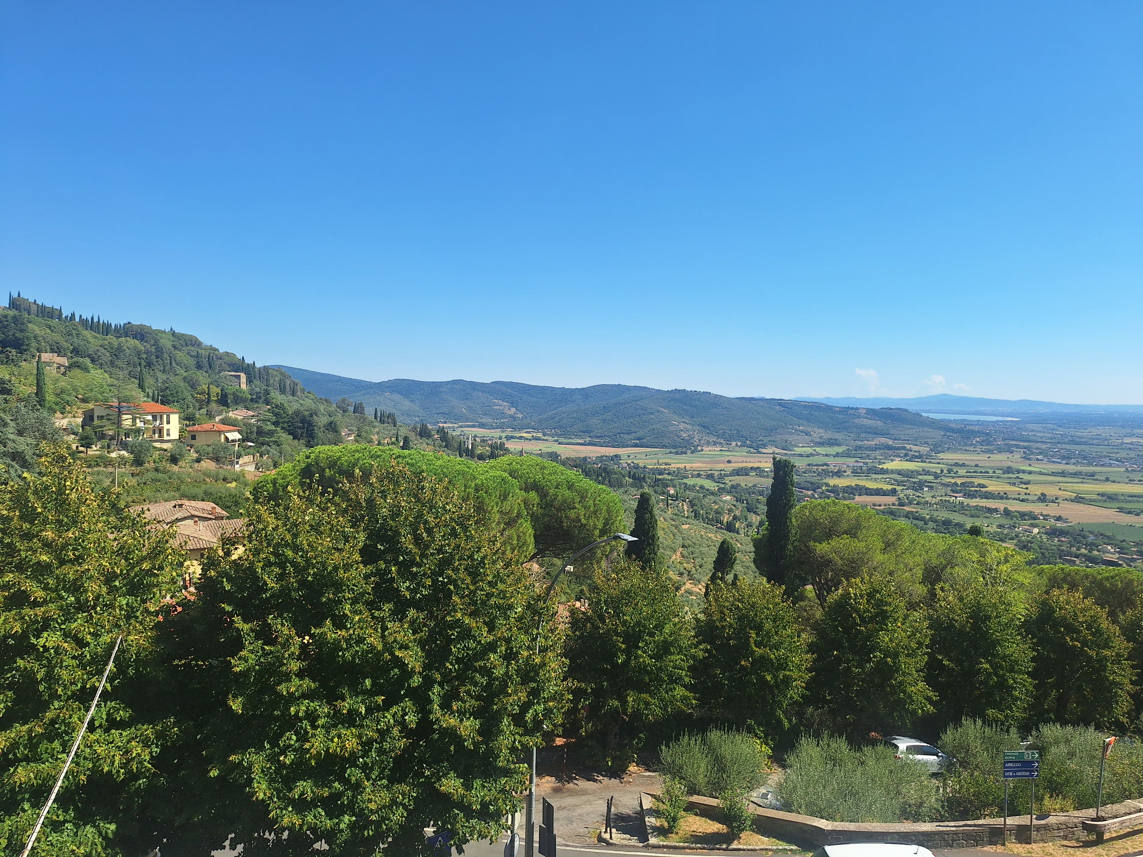 Paisagem rural com casas, árvores e céu limpo.