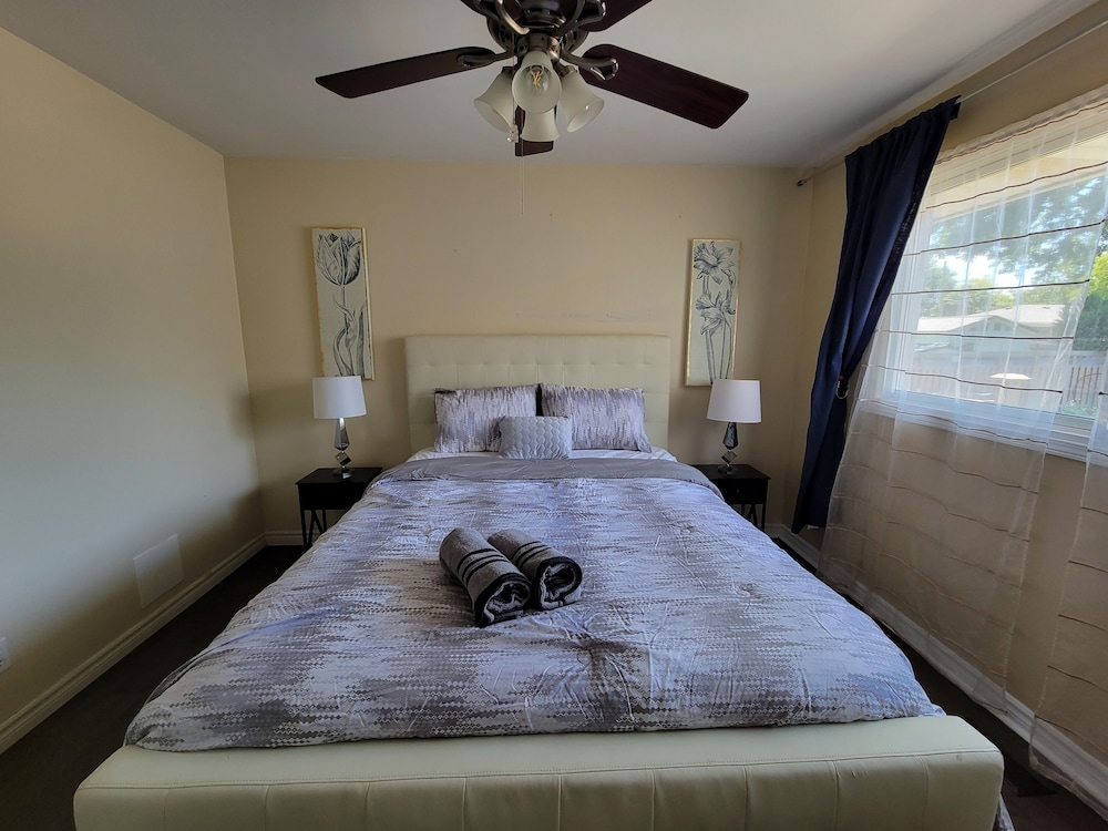 The Canal House- 6 Bedrooms W/fire Pit -5min Walk To Canal / 5min Drive-downtown - Niagara-on-the-Lake