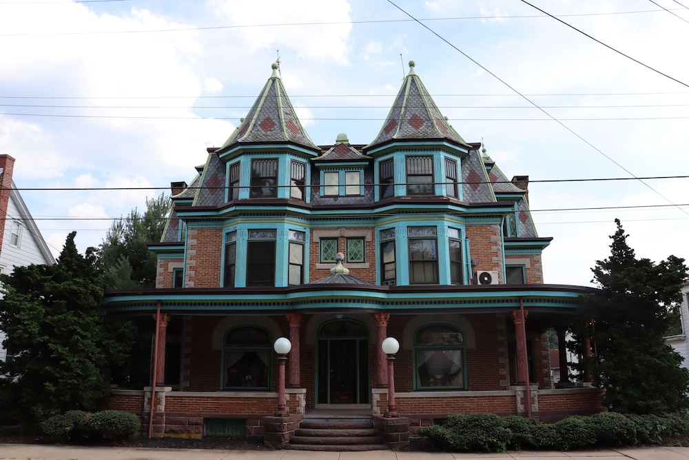 Vaast Bed & Breakfast - Denver, PA