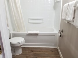 Quarto Duplo Básico | Casa de banho | Toalhas fornecidas, sabão, champô, papel higiénico 