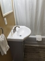 Quarto casal básico | Banheiro | Toalhas de banho, sabonete, shampoo, papel higiênico