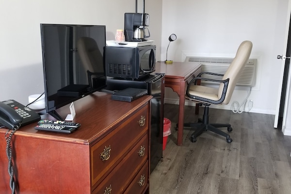 Quarto Duplo Básico | Secretária, Wi-fi grátis, roupa de cama fornecida