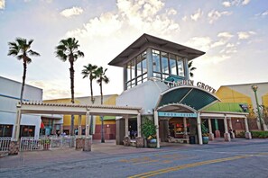 Um edifício com uma placa que diz "Garden Grove Food Court" e uma entrada coberta.