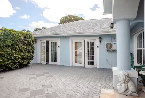 Room In Guest Room - Small Studio Apartment - Florida