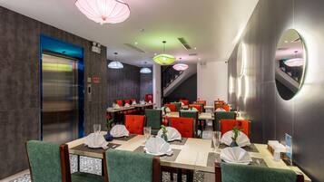 Café da manhã com buffet grátis todos os dias