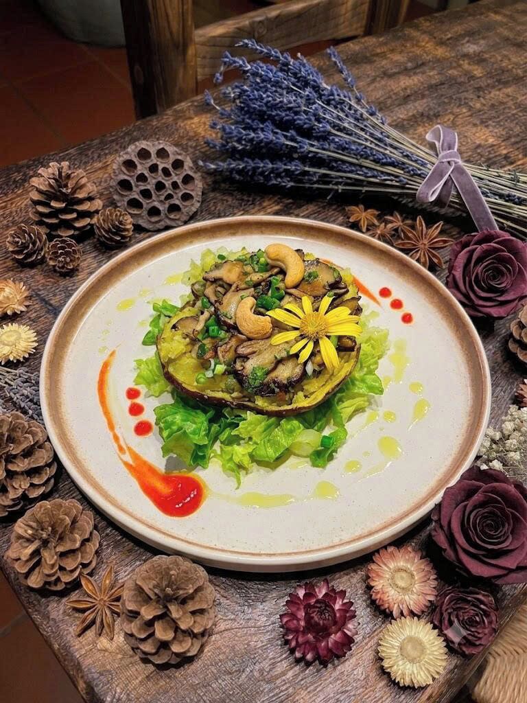 Um prato de comida com uma decoração de pinhas e flores secas.