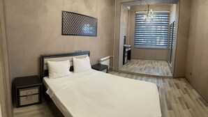 Apartamento Deluxe | 2 quartos, secretária, quartos insonorizados, ferro/tábua de engomar 