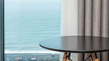 Quarto conforto | Frigobar, escrivaninha, espaço de trabalho para notebook