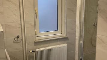 Quarto Duplo Standard | Casa de banho | Um secador de cabelo