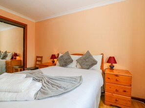 2 quartos, individualmente decorados, individualmente mobiliados