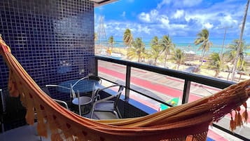 Apartamento Premium, 1 cama queen-size e sofá-cama, pátio, vista para o mar | 1 quarto, roupa de alta qualidade, minibar, com decoração personalizada