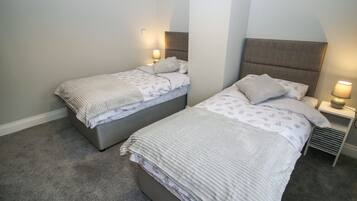 3 quartos, individualmente decorados, individualmente mobiliados