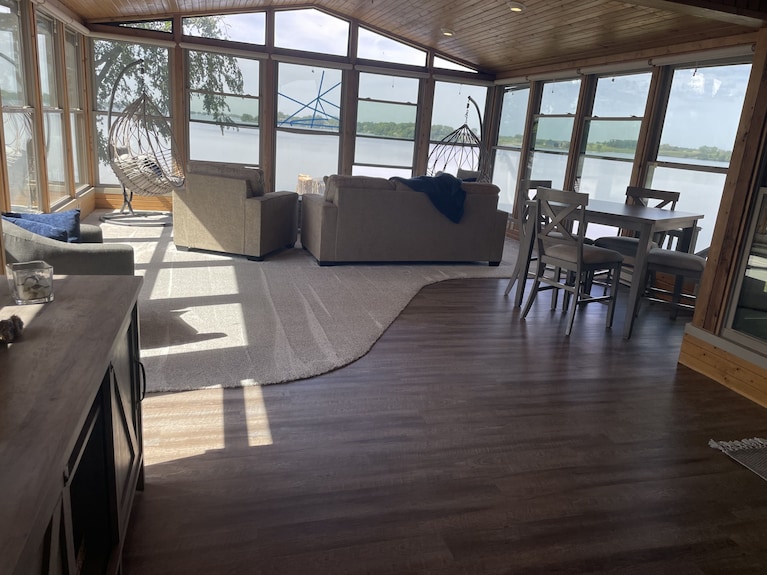 Relaxing Lake House, Private Beach/yard, Dock, Jetski Lift, Continental Breakfst - South Dakota