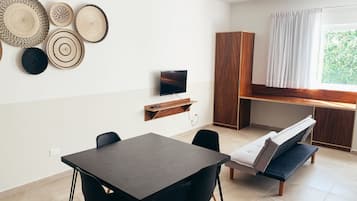 Suite-Estúdio Deluxe | Edredões de penas, camas de colchão Select Comfort