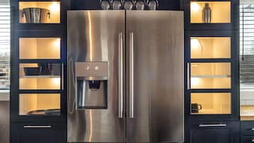 Black & Tan Mountain Town Apartment | Cozinha privada | Um frigorífico/congelador grande, um micro-ondas, um forno