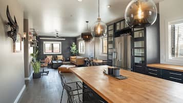 Black & Tan Mountain Town Apartment | Cozinha privada | Um frigorífico/congelador grande, um micro-ondas, um forno