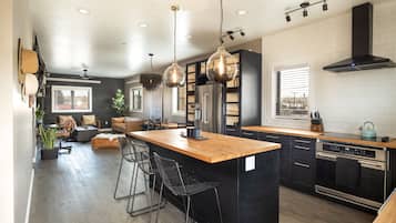 Black & Tan Mountain Town Apartment | Cozinha privada | Um frigorífico/congelador grande, um micro-ondas, um forno