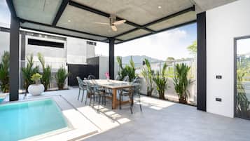 Terraço com espreguiçadeiras