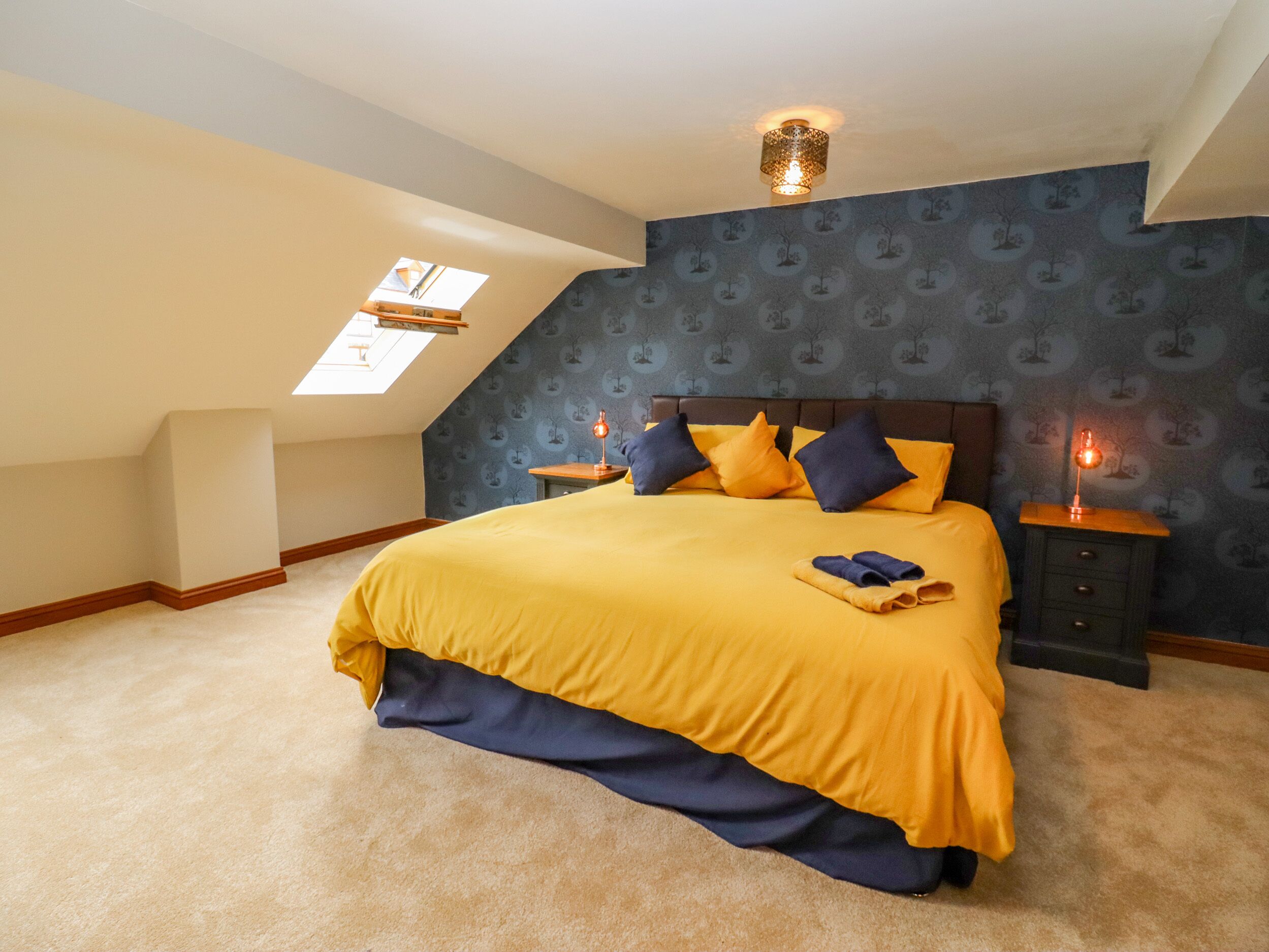 5 quartos, com decoração personalizada, com mobília individualizada 