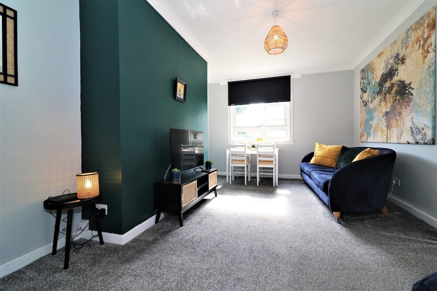 Stunning 2 Bedroom Maindoor Home With Front & Back Private Garden - Glasgow