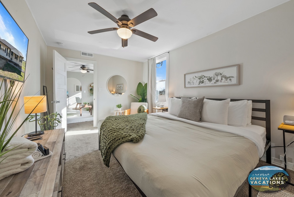 Broad St Earth Suite |Amazing Location In The Heart Of Town |Parking Available |King & Queen Bedroom - Lake Geneva, WI