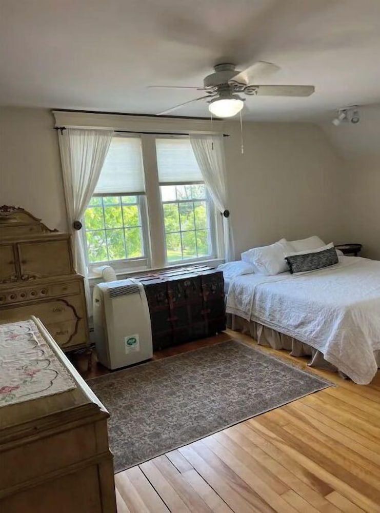 Charming Large 3 Bedroom Entire Home - Worcester, MA