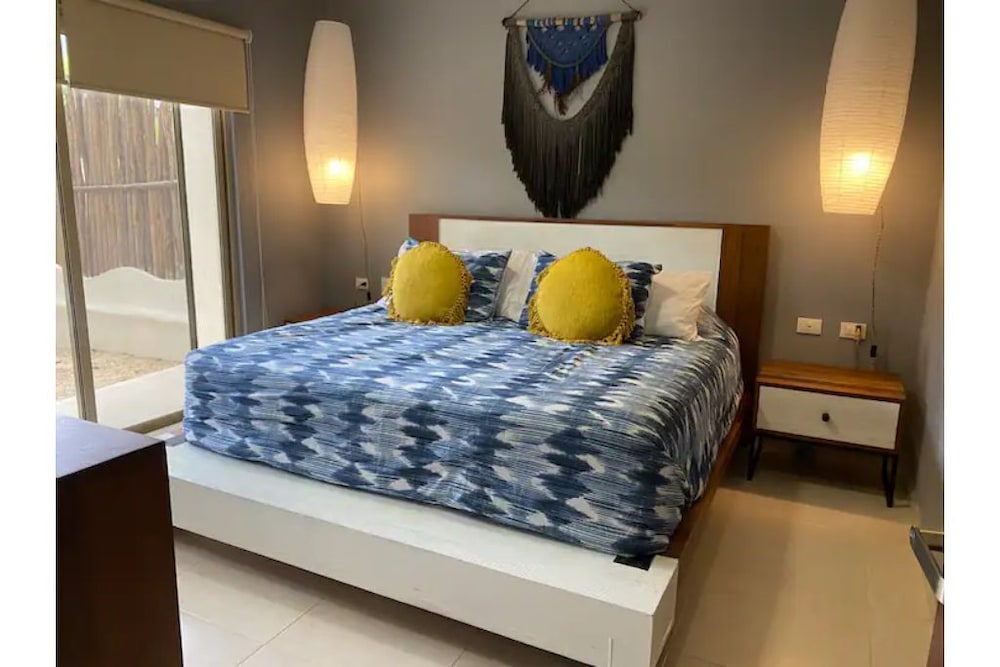 Poolside Paradise Condo W/jacuzzi, Bikes + Wifi - Playa Paraiso