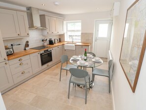 Um frigorífico, uma máquina de lavar louça, uma chaleira elétrica