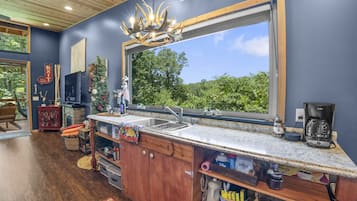 Casa | Cozinha privada | Um frigorífico, um forno, uma placa de cozinha, forno de mesa