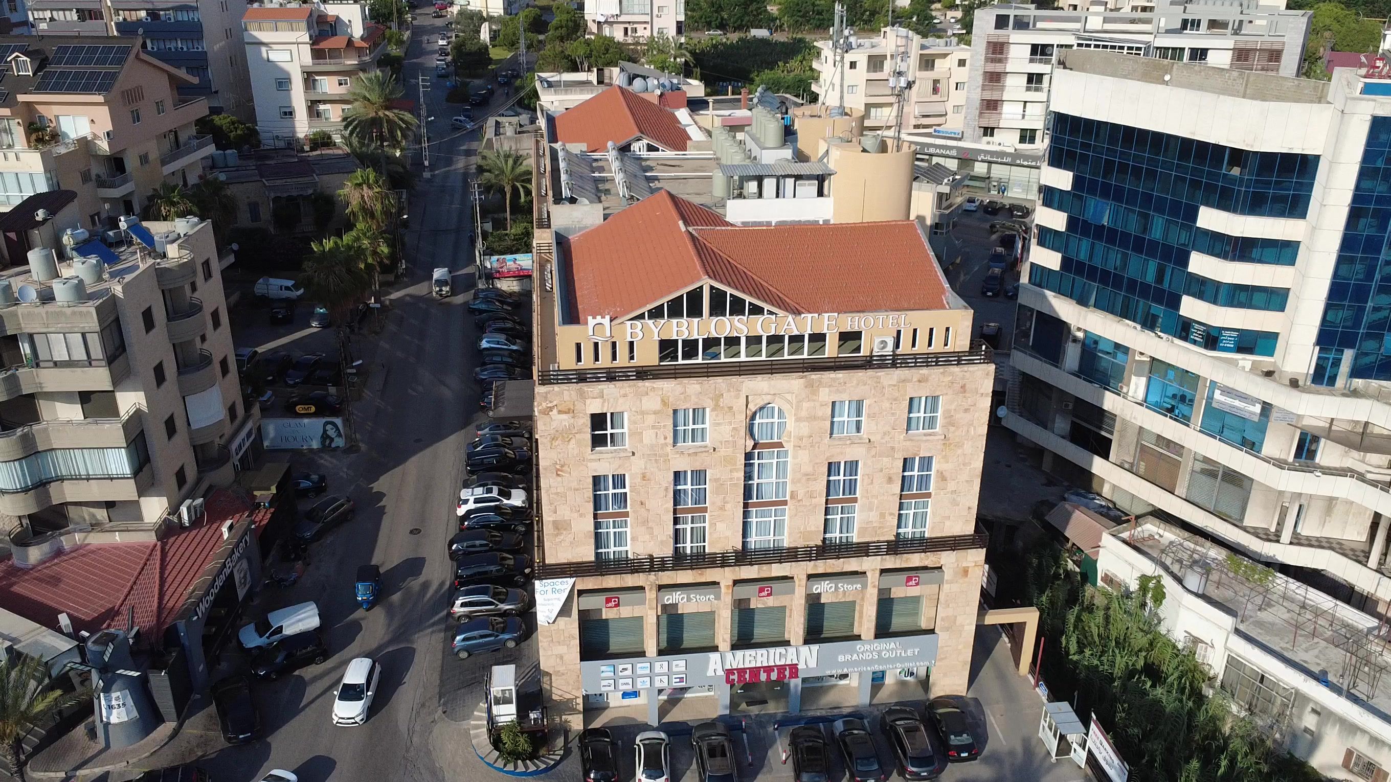 Hotel com pátio central, vários andares e espaços comerciais no térreo.