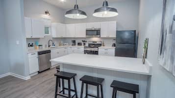 Apartamento (2 Bedrooms) | Cozinha privada | Um micro-ondas, um forno, uma placa de cozinha, utensílios de cozinha