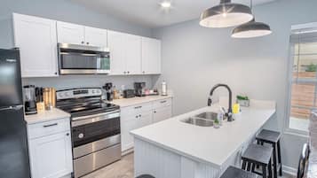Apartamento (2 Bedrooms) | Cozinha privada | Um micro-ondas, um forno, uma placa de cozinha, utensílios de cozinha